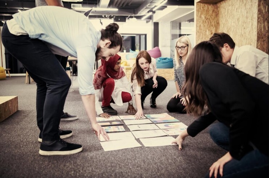 Simplifying Large Group Murder Mystery Games